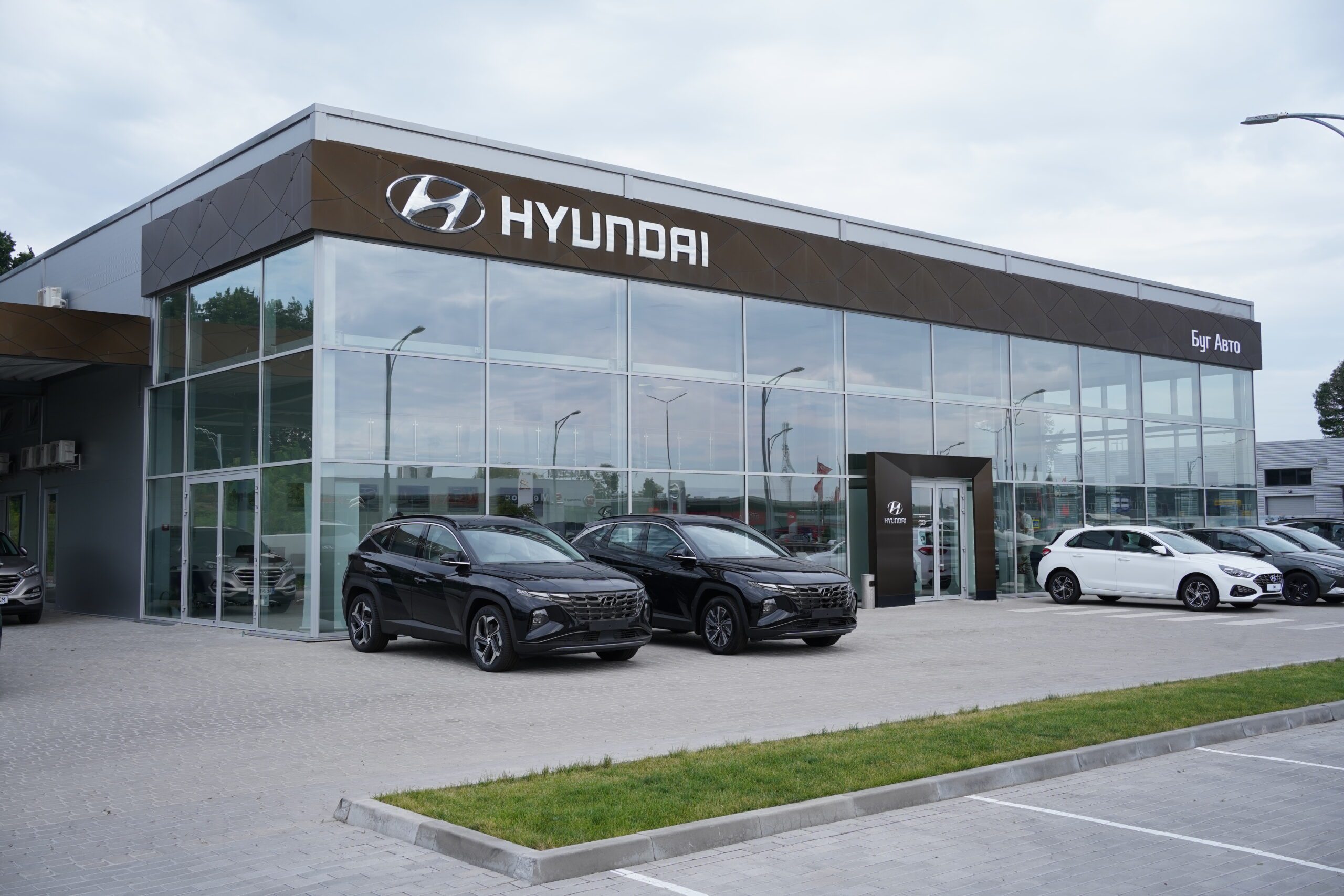 Реалізовані проєкти | засклення автосалонів від LUVIN